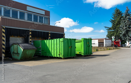 "Müllcontainer" Stockfotos und lizenzfreie Bilder auf Fotolia.com ...