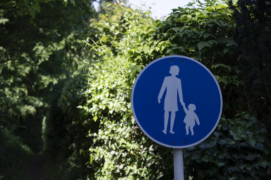 Gehweg-Verkehrszeichen Bilder – Durchsuchen 3 Archivfotos ...