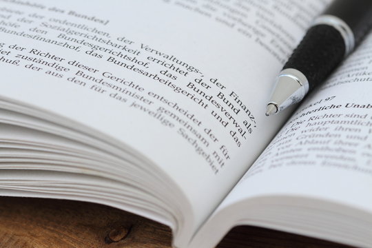 「Gesetzestext」の写真素材 | 1,624件の無料イラスト画像 | Adobe Stock