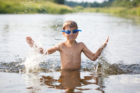 Frolicing bilder – Bläddra bland 15,566 stockfoton, vektorer och videor ...