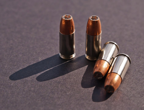 Afbeeldingen over "Four Bullets" – Blader in stockfoto's, vectoren en ...
