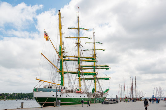 รูปภาพWindjammer – เลือกดูภาพถ่ายสต็อก เวกเตอร์ และวิดีโอ2,368 | Adobe ...