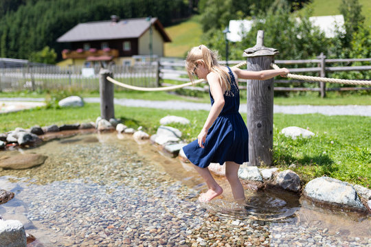 Wassertretbecken Bilder – Durchsuchen 257 Archivfotos, Vektorgrafiken ...