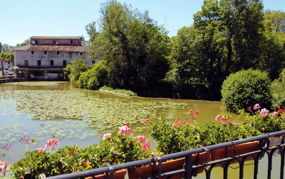 「Eymet」の写真素材 | 95件の無料イラスト画像 | Adobe Stock