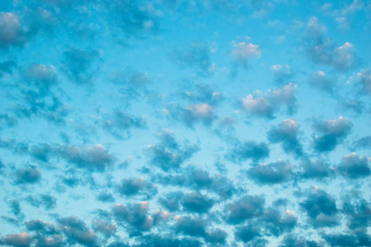 "Medium Clouds" Bilder – Durchsuchen 23 Archivfotos, Vektorgrafiken und ...