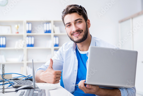 "IT technician looking at IT equipment" Stockfotos und lizenzfreie ...