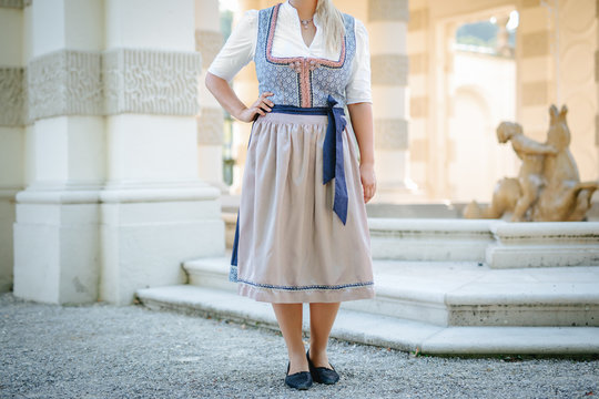 Sommerdirndl Bilder – Durchsuchen 4,531 Archivfotos, Vektorgrafiken und ...