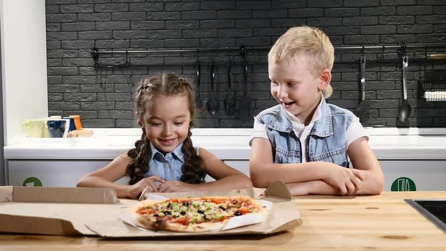 รูปภาพPizzabox – เลือกดูภาพถ่ายสต็อก เวกเตอร์ และวิดีโอ106 | Adobe Stock