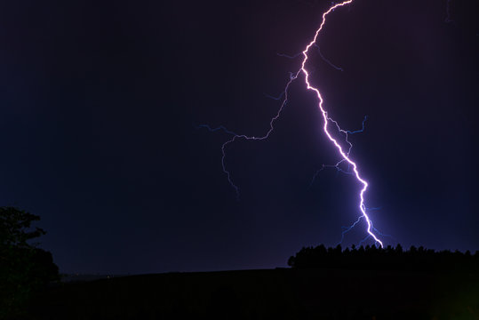 Donnern bilder – Bläddra bland 1,298 stockfoton, vektorer och videor ...