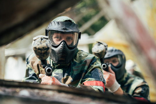 Paintballer bilder – Bläddra bland 532 stockfoton, vektorer och videor ...
