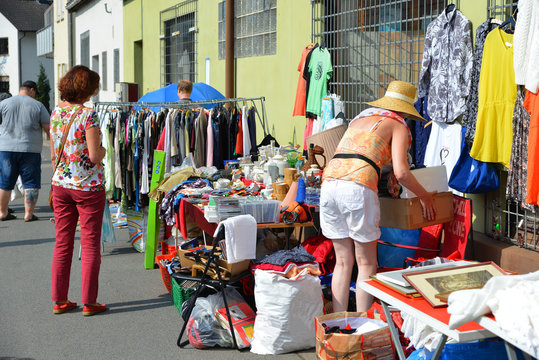 Kinderflohmarkt-Bilder: Stock-Fotos & -Videos. | Adobe Stock