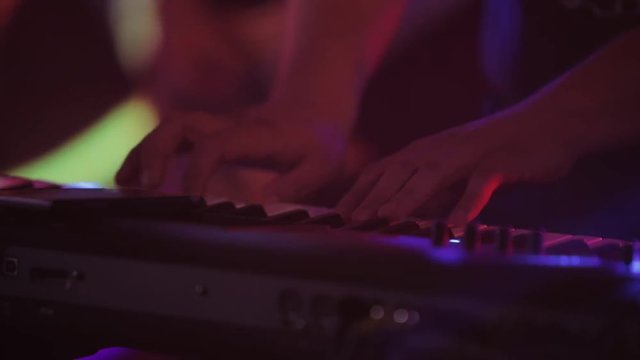 "Keyboard Player" Immagini - Sfoglia 3,108 foto, vettoriali e video ...