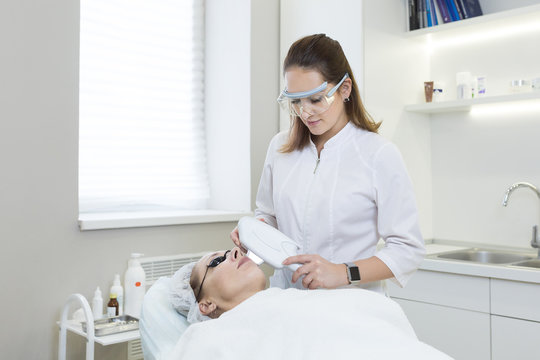 รูปภาพPhototherapy – เลือกดูภาพถ่ายสต็อก เวกเตอร์ และวิดีโอ3,161 ...