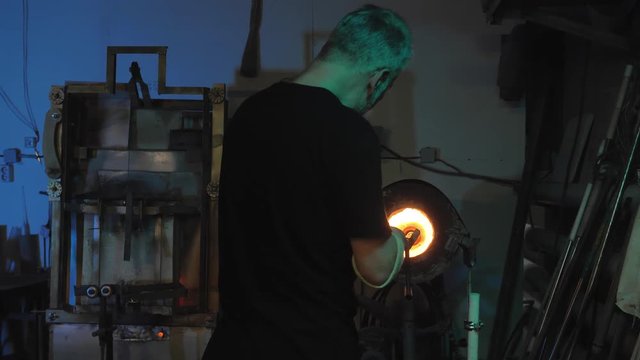 Lampworker Bilder – Durchsuchen 165 Archivfotos, Vektorgrafiken und ...