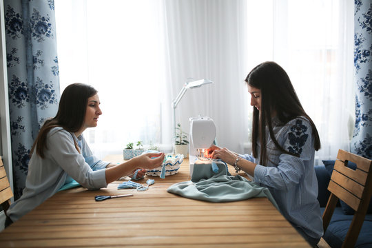 Women Crafting Together Images – Browse 16,092 Stock Photos, Vectors ...