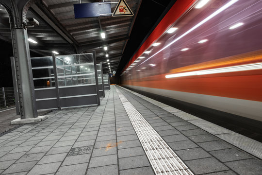 Zugdurchfahrt Images – Browse 59 Stock Photos, Vectors, and Video ...