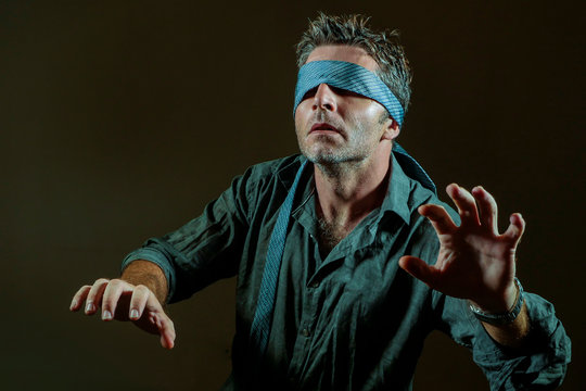 รูปภาพBlindfolded – เลือกดูภาพถ่ายสต็อก เวกเตอร์ และวิดีโอ72,427 ...