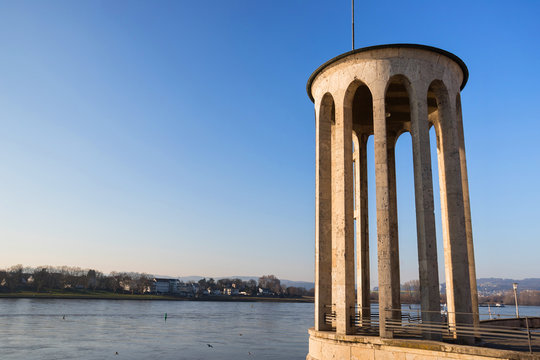 Rheinpegel Bilder – Durchsuchen 833 Archivfotos, Vektorgrafiken und ...