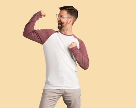 Siegerpose Bilder – Durchsuchen 25,189 Archivfotos, Vektorgrafiken und ...