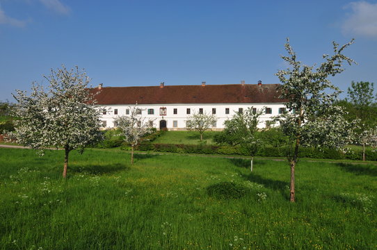 Vierkanthof Bilder – Durchsuchen 185 Archivfotos, Vektorgrafiken und ...