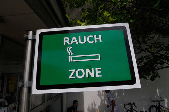 Raucherzone bilder – Bläddra bland 301 stockfoton, vektorer och videor ...