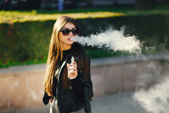 Women Vaping Bilder – Durchsuchen 13,575 Archivfotos, Vektorgrafiken ...