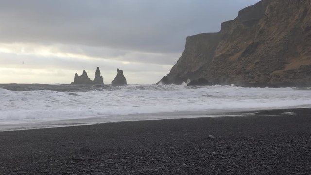 Reynisdrangur Bilder – Durchsuchen 116 Archivfotos, Vektorgrafiken und ...