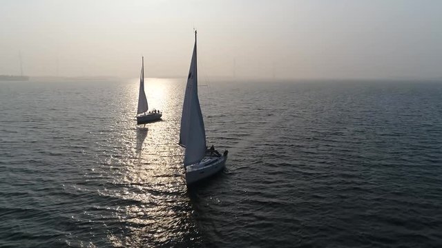 「Fore-And-Aft」の写真素材 | 187件の無料イラスト画像 | Adobe Stock