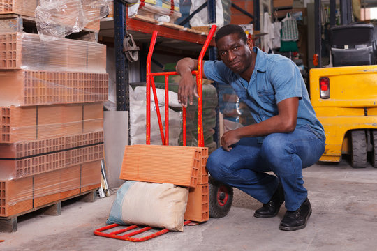 Handbarrow bilder – Bläddra bland 517 stockfoton, vektorer och videor ...