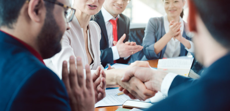 Negotiation Closing Agreement Images – Browse 1,664 Stock Photos ...