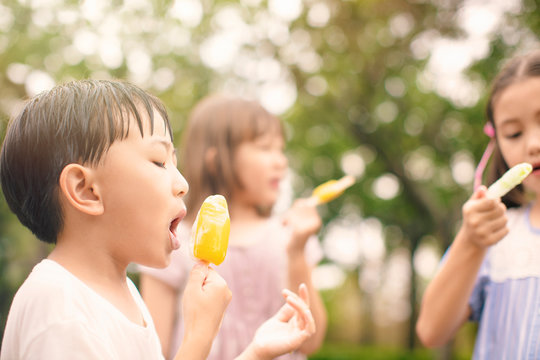 Popsicle Child Bilder – Durchsuchen 8,648 Archivfotos, Vektorgrafiken ...