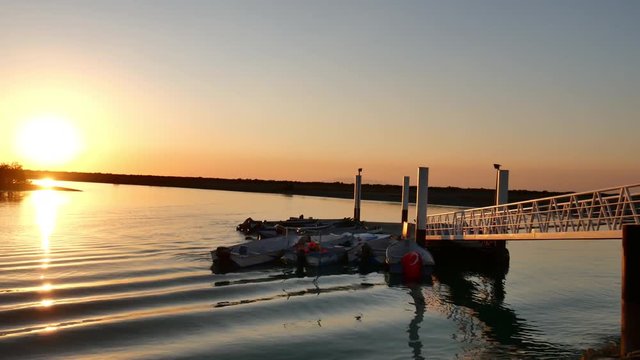 รูปภาพFlote – เลือกดูภาพถ่ายสต็อก เวกเตอร์ และวิดีโอ645 | Adobe Stock