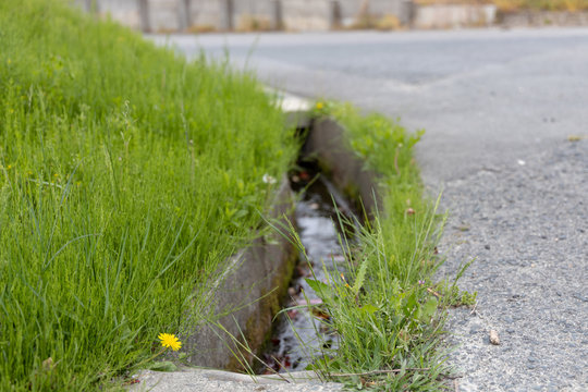 Rinnstein Bilder – Durchsuchen 1,917 Archivfotos, Vektorgrafiken und ...