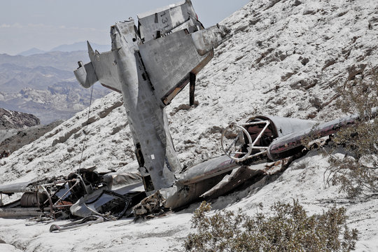 Plane Crash Desert Images – Browse 1,593 Stock Photos, Vectors, and ...