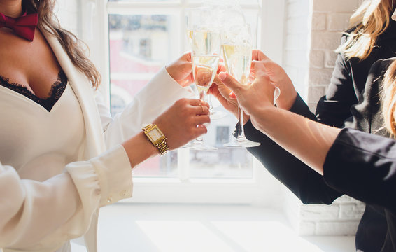 รูปภาพToasting – เลือกดูภาพถ่ายสต็อก เวกเตอร์ และวิดีโอ1,043,010 ...