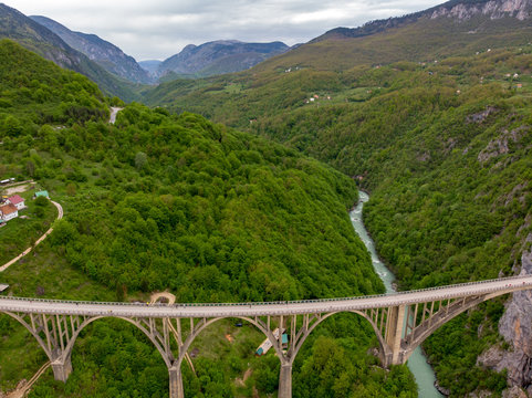 Tara Bridge"」の写真素材 | 147件の無料イラスト画像 | Adobe Stock