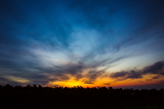 Afbeeldingen over "Day Break" – Blader in stockfoto's, vectoren en ...
