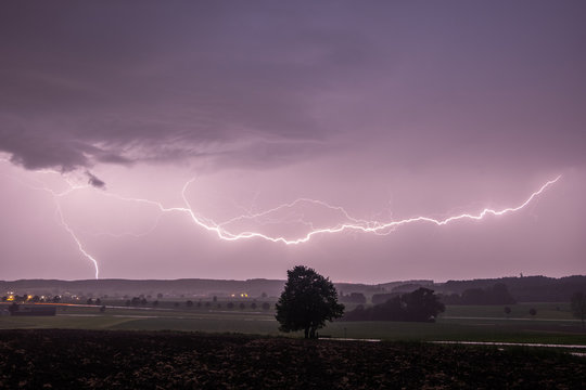 Donnern bilder – Bläddra bland 1,231 stockfoton, vektorer och videor ...