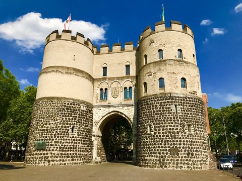 Hahnentor Bilder – Durchsuchen 679 Archivfotos, Vektorgrafiken und ...