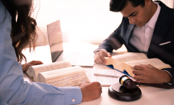 Richterpult Bilder – Durchsuchen 118 Archivfotos, Vektorgrafiken und ...