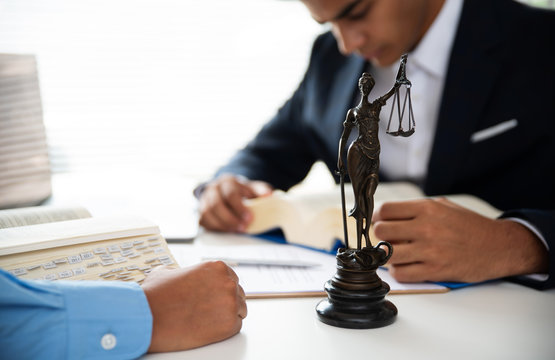 Richterpult Bilder – Durchsuchen 101 Archivfotos, Vektorgrafiken und ...