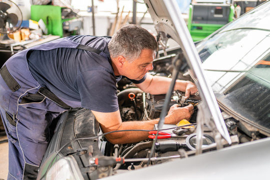 Automechatroniker Bilder – Durchsuchen 50 Archivfotos, Vektorgrafiken ...