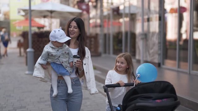 "Pushing Stroller" Imagens – Procure 115 fotos, vetores e vídeos ...