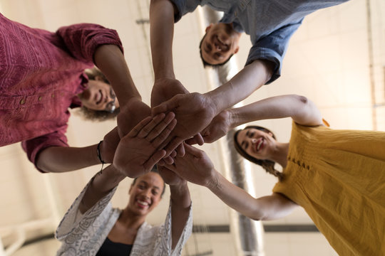 รูปภาพ"Hand Stack" – เลือกดูภาพถ่ายสต็อก เวกเตอร์ และวิดีโอ352 | Adobe ...