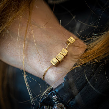 Menotter Bilder – Durchsuchen 144 Archivfotos, Vektorgrafiken und ...