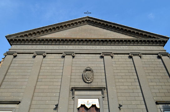 Kirchenfassade bilder – Bläddra bland 1,408 stockfoton, vektorer och ...