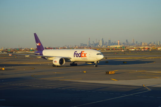 Fedex Images – Browse 9,406 Stock Photos, Vectors, and Video | Adobe Stock
