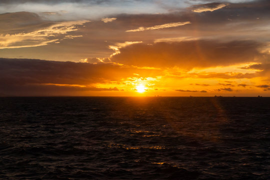 遠い Images – Browse 992 Stock Photos, Vectors, and Video | Adobe Stock