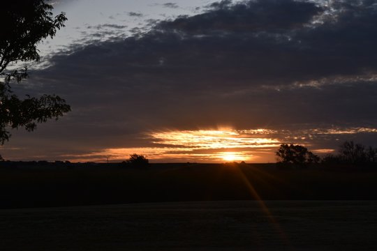 Afbeeldingen over "Day Break" – Blader in stockfoto's, vectoren en ...