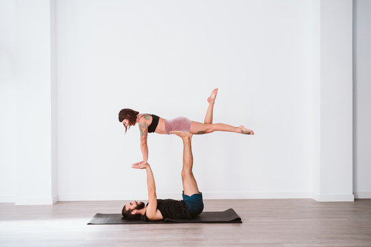 "Acro Yoga" Immagini - Sfoglia 1,779 foto, vettoriali e video Stock ...
